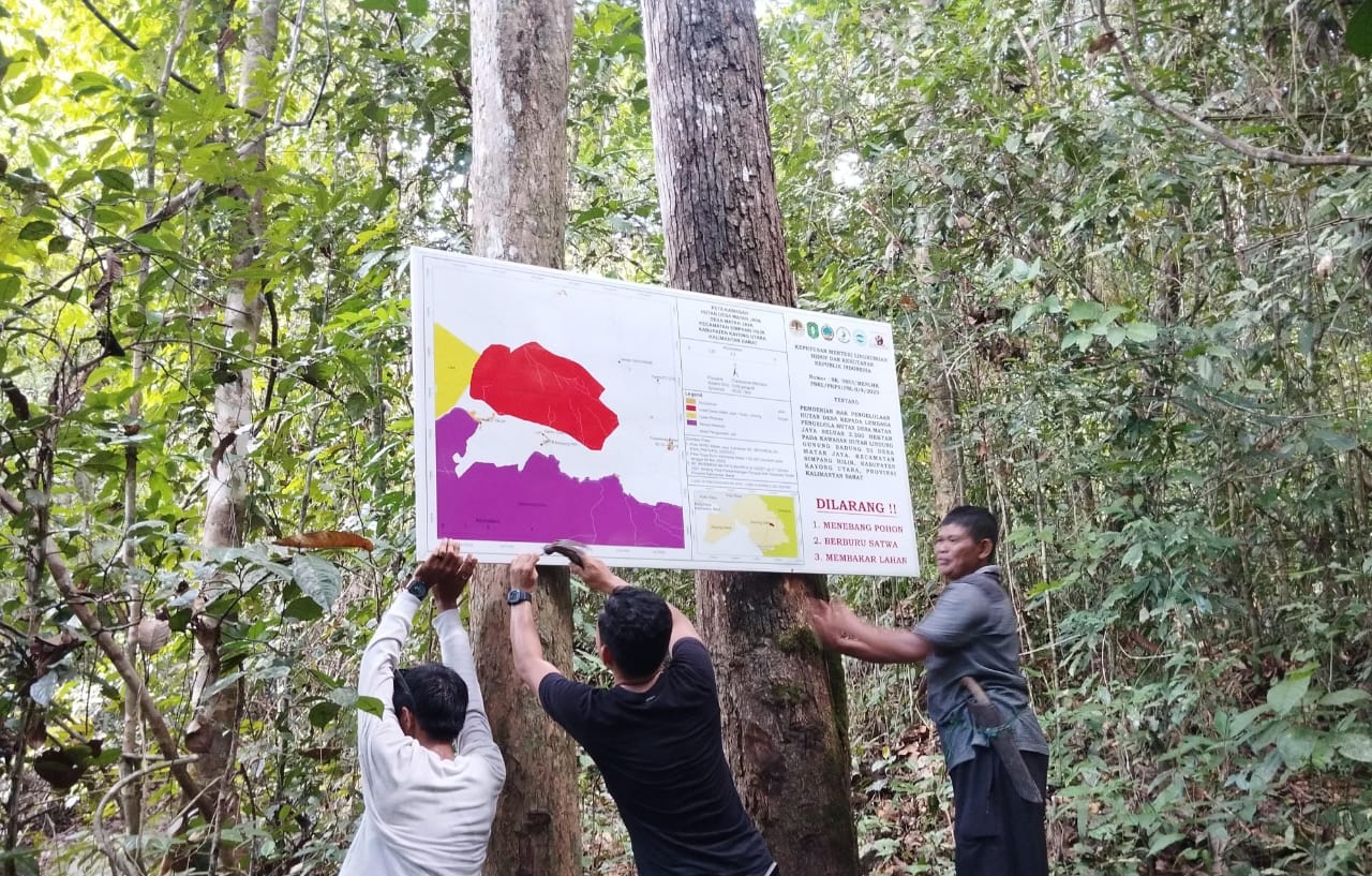 Pemasangan Plang di Kawasan Hutan Desa – Yayasan Palung